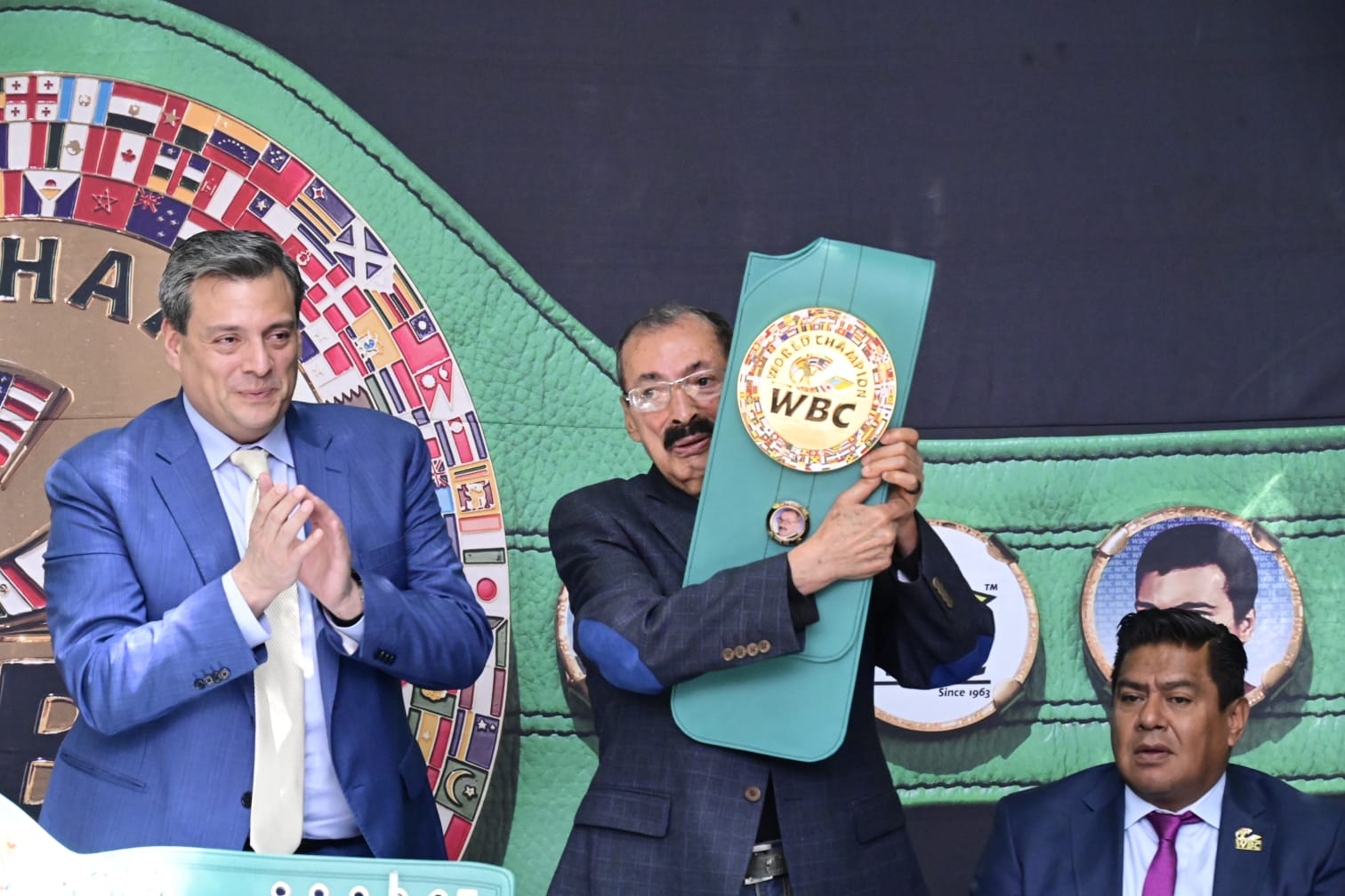 Ignacio Beristain receives WBC World Champion Towel - World Boxing Council